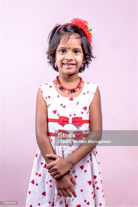 화려한 목걸이를 입고 흰색과 빨간색 패치 가운을 입은 어린 유아 소녀 어린이 아이에 대한 스톡 사진 및 기타 이미지 아이 인물 사진 귀여운 Istock
