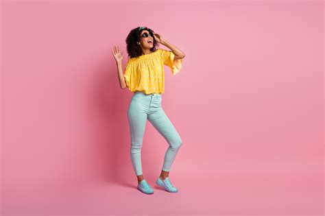 풀 사이즈 사진 의 젊은 Afro 쾌활한 아름다운 미소 여자 여자 댄스 모습 모방 공간 분홍색 색상 배경에 고립 갈색 머리에