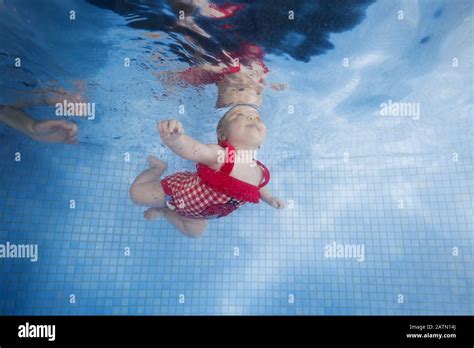 Une Nouvelle Fille Dans Un Maillot De Bain Rouge Apprend à Plonger Dans