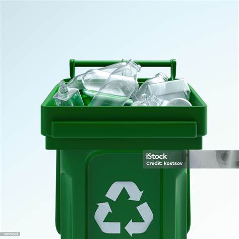 흰색 배경에 흰색 재활용 기호가있는 플라스틱용 녹색 쓰레기 통 쓰레기통 3d 렌더링 용기 제작물에 대한 스톡 사진 및 기타 이미지 용기 제작물 재활용 0명 Istock