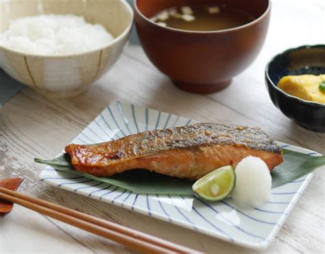 べちゃっとしない！「焼き魚の温め直し」とっておきテク Macaroni