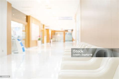 명품 병원의 대기실에서 소파입니다 클리닉 복도 인테리어 배경입니다 의료 및 의료 개념 대합실에 대한 스톡 사진 및 기타 이미지