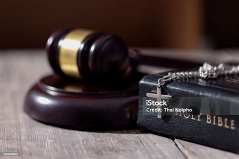 テーブルの背景に聖書の本と裁判官の小槌司法制度憲法民主主義法の支配写真には人物は写っていません挿入する空き領域があります カトリックの