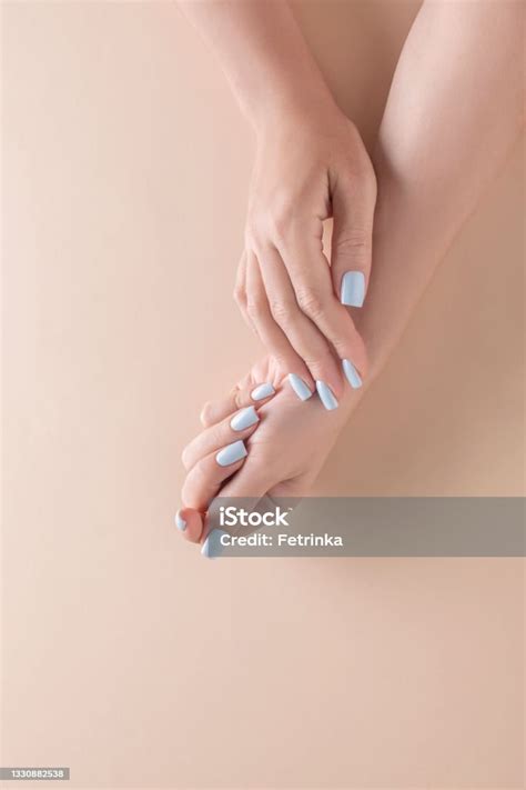 밝은 배경 상단 보기에 아름다운 파란색 매니큐어와 여성의 손 매니큐어 미용술에 대한 스톡 사진 및 기타 이미지 매니큐어
