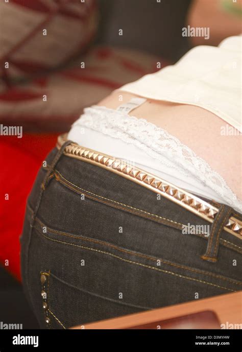 Mujer Con Sobrepeso Con Flexión De Espalda Y Ropa Interior Mostrando Fotografía De Stock Alamy