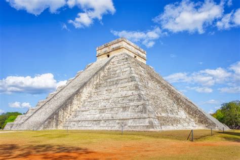 270 El Castillo Chichen Itza Foto Foto Stok Potret And Gambar Bebas