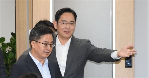간담회장 들어오는 김동연 이재용