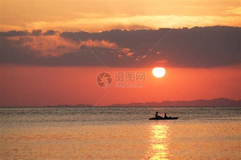 日落时在海上划独木舟高清图片下载 正版图片507357769 摄图网