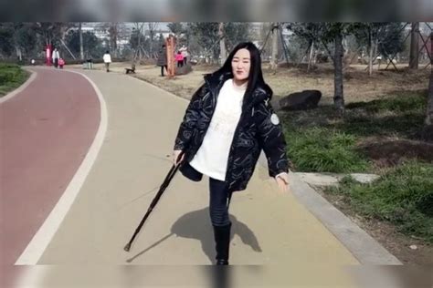 单腿女孩自拍视频走红，自信和乐观让她成为一名励志主播自拍视频励志