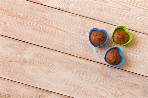 나무 테이블에 3 개의 신선한 컵 케이크입니다 빈 텍스트 공간입니다 0명에 대한 스톡 사진 및 기타 이미지 0명 갈색 거품 내기 Istock