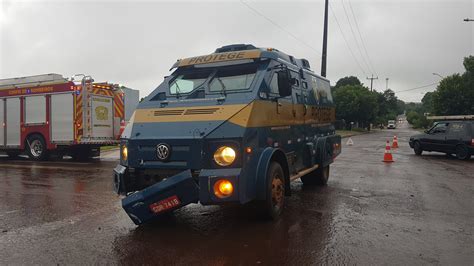 Carro forte se envolve em acidente no Bairro Universitário e interdita