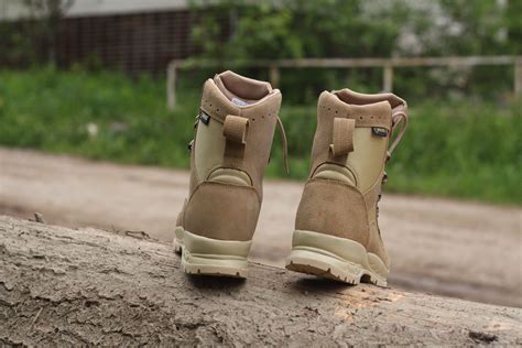 Púštne kanady používané vojakmi v Afganistane. Podšívka Gore-Tex® bráni ...