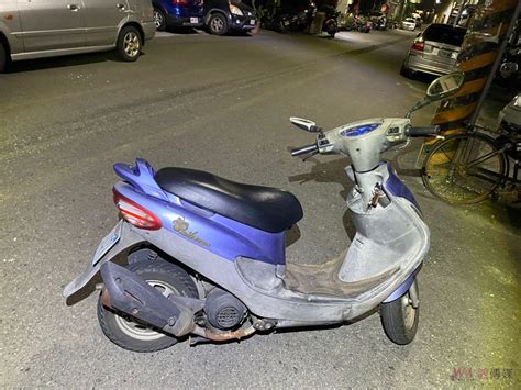 影／飛來橫禍！夜間無人機迎面飛來騎士摔車也撞擊民宅「墜機」 觀傳媒