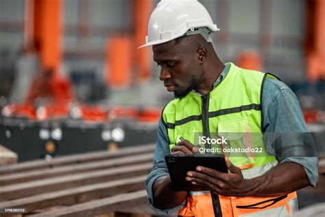 금속 시트 작업자는 일상적인 품질 검사를 수행하여 지붕 인프라의 보증을 강화합니다 Future Investment