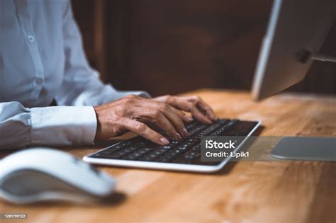 컴퓨터 키보드에서 입력하는 사업가 여성 손의 샷을 닫습니다 톤 이미지 검은색에 대한 스톡 사진 및 기타 이미지 검은색 고객 서비스 담당자 고용과 노동 Istock