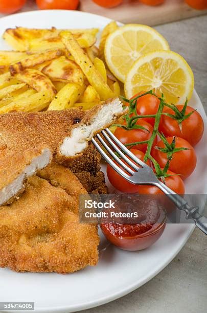 커요 치킨 슈니첼 홈메이트 칠리 프렌치 프라이와 함께 제공 0명에 대한 스톡 사진 및 기타 이미지 0명 2015년 감자