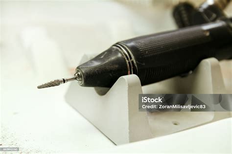 치과 마이크로 모터입니다 치과 족 틀니 보 철 작업 치과 기술자 틀니를 만드는 과정입니다 치과 마이크로 모터입니다 구강입니다 3차원 형태에 대한 스톡 벡터 아트 및 기타