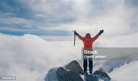 여성 고산 등산 팔 머물고 일출 겨울에 높은 고도 산의 첨단에 오픈 등산에 대한 스톡 사진 및 기타 이미지 등산 한 명의
