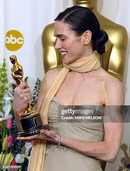 Us Actress Jennifer Connelly Admirers The Oscar Statue After Winning
