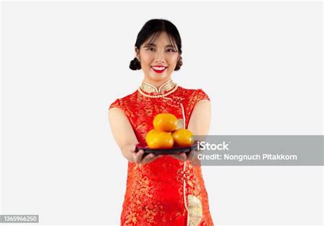 흰색 배경에 고립 된 오렌지 접시를 들고 빨간색 전통 동양 드레스를 입은 아시아 여성 중국 새해 컨셉 스타일 25 29세에 대한
