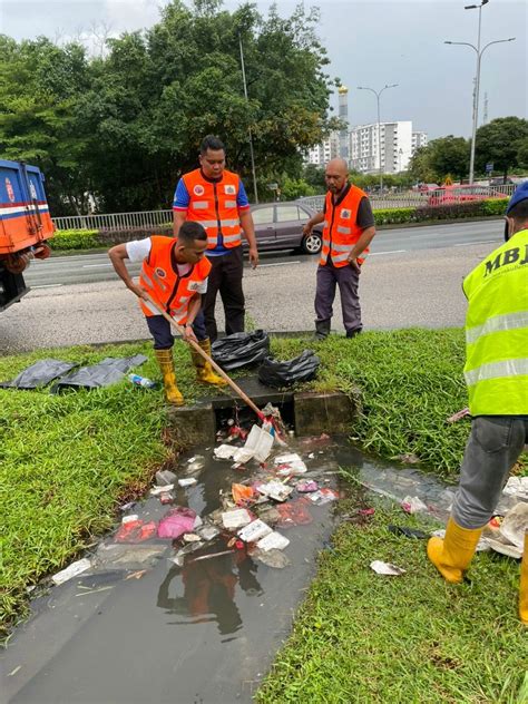 Johor Flyover Turns Into River Bridge After Torrential Rain Officers