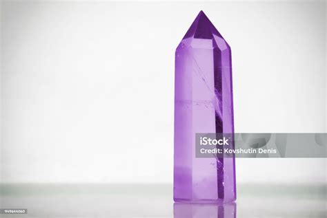 흰색 바탕에 석 영 옥수의 대형 분명 좋은 로얄 크리스탈 컬러의 보라색 라일락 그늘과 가까이 보라색에 대한 스톡 사진 및 기타
