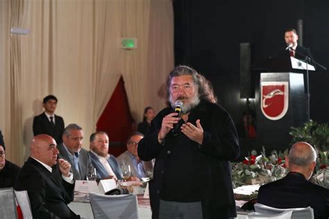 Celebra Caliente Universidad Sexto Aniversario Columna Ocho