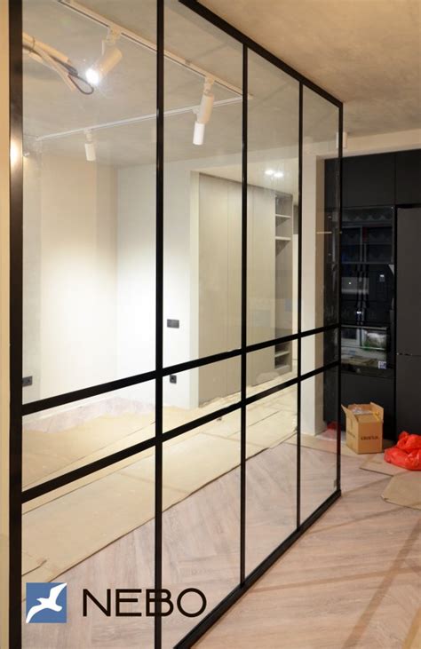 Стеклянная перегородка в стиле Лофт в черном профиле с разделениями для зонирования кухни и