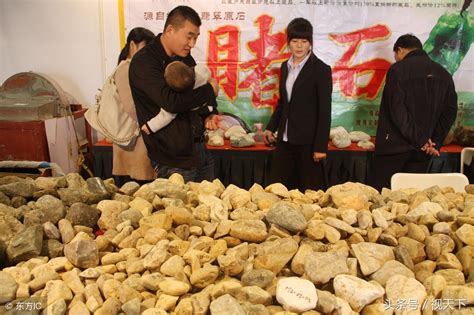市场上的赌石“十赌九输”，还是有好多人来赌，果真能一赢穷变富
