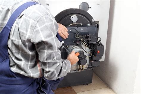 El Trabajador Está Instalando Una Hornilla De Aceite Foto De Archivo