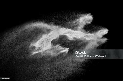 黒の背景に対する白い粉の爆発雲の奇妙な形白い塵の粒子のしぶき しぶきのストックフォトや画像を多数ご用意 しぶき しぶきを上げる