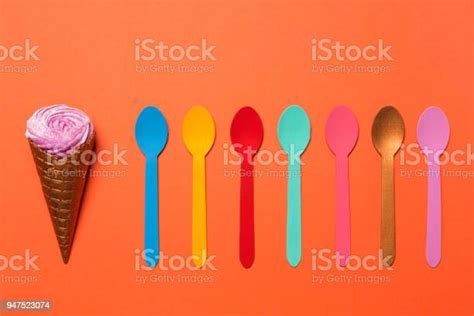 아이스크림 또는 크림과 많은 여러 숟가락 경적 행 개념에에서 줄지어 있다 0명에 대한 스톡 사진 및 기타 이미지 0명 냉동