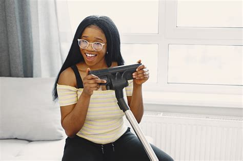 집에서 진공 청소기를 사용하는 아프리카 계 미국인 여성 미국에 대한 스톡 사진 및 기타 이미지 미국 사람들 사진 이미지