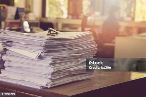비즈니스 개념 사무실 책상 사업 용지 빈티지 효과 더미에 미완성 문서 더미 개념에 대한 스톡 사진 및 기타 이미지 개념 경영자 교육 Istock