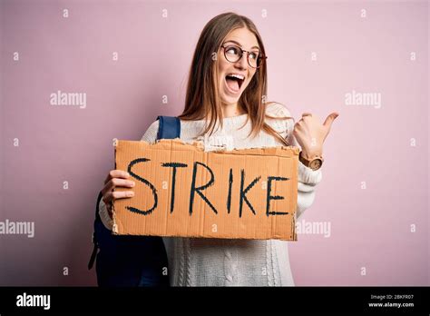 Junge Schöne Rotschopf Aktivistin Frau Mit Banner Mit Streik Nachricht