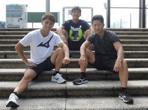 軽井沢で走り込み合宿を開始した井上尚弥（左）と弟の拓真（右）。後ろは右はいとこの井上浩 スポニチ Sponichi Annex 格闘技