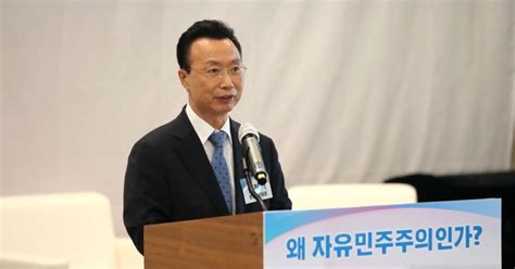 개회사하는 김천식 통일연구원장