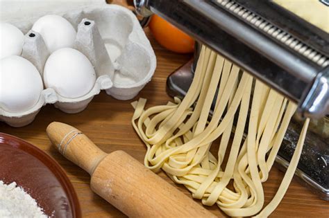 반죽을 압 연 및 이탈리아 파스타 계란과 밀가루를 절단 기계 건강한 식생활에 대한 스톡 사진 및 기타 이미지 건강한 식생활