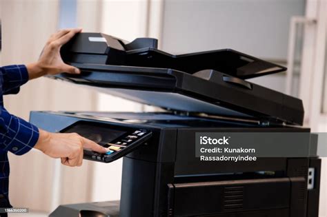 사업가는 사무실에서 인쇄 및 스캔 문서 용지에 복사기 또는 프린터를 사용하기위한 패널의 버튼을 누릅니다 밸브에 대한 스톡 사진 및 기타 이미지 Istock