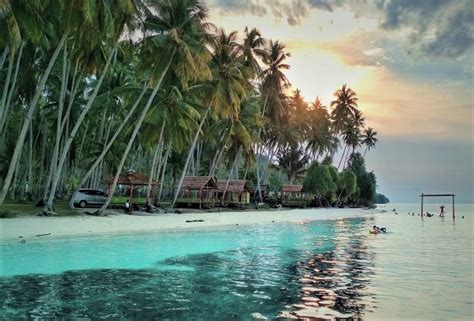 Cantiknya Pesona Alam Pantai Poganda Banggai Kepulauan