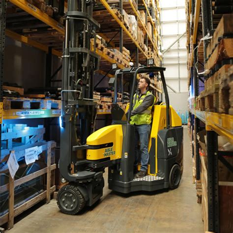 Aisle Master Order Picker Paves Singapore