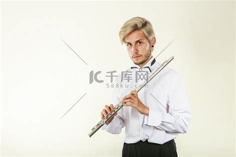 演奏专业男性长笛音乐家表演者的长笛音乐。卡通动漫人物美女高清摄影大图 千库网