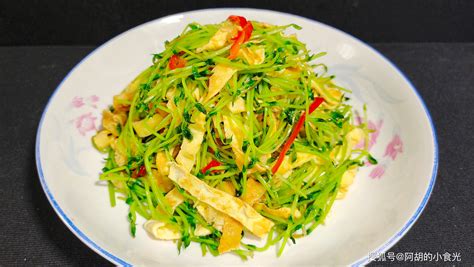 三伏天必吃它，不愧是“菜中香饽饽”，和鸡蛋炒一盘，补钾又通便、清香特馋人