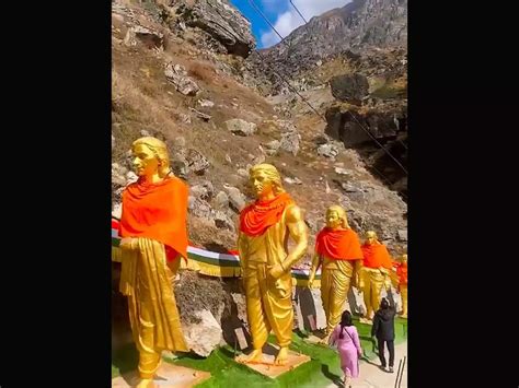 द्रौपदी के साथ स्वर्ग की ओर चढ़ते पांच पांडव माणा गांव में लगी ये
