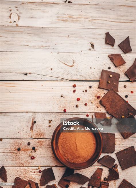 당뇨병 환자와 알레르기환자를 위한 설탕과 글루텐이 없는 다크 초콜릿 오른쪽에 코코아 부스러기 검은 고추 붉은 고추를 뿌린 초콜릿 조각과 가벼운 색조 공간을 복사합니다 가루로