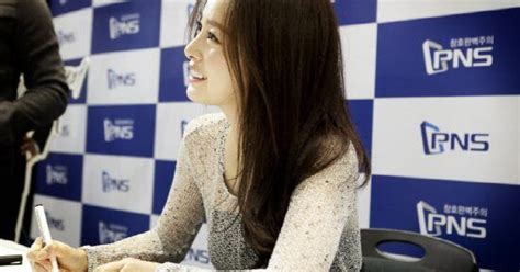 비의 연인 김태희 사인회에서도 여전한 여신 미모 눈길