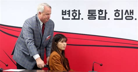 휠체어 밀며 첫 혁신위 회의 참석한 인요한 혁신 철학 희생·통합·다양성 뉴시스pic