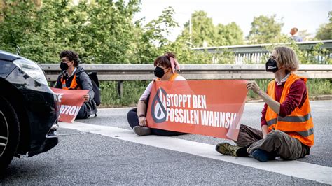 Köln Aktivisten kleben sich auf Straße fest Sperrung und Stau