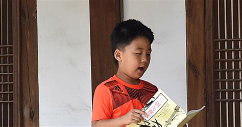 한자 배우는 아이들