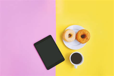 커피 브레이크 개념입니다 한 잔의 커피 도넛 파스텔 배경 복사 공간에 태블릿 0명에 대한 스톡 사진 및 기타 이미지 0명
